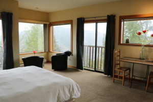 Moon Water Lodge - Malahat, BC Hotels