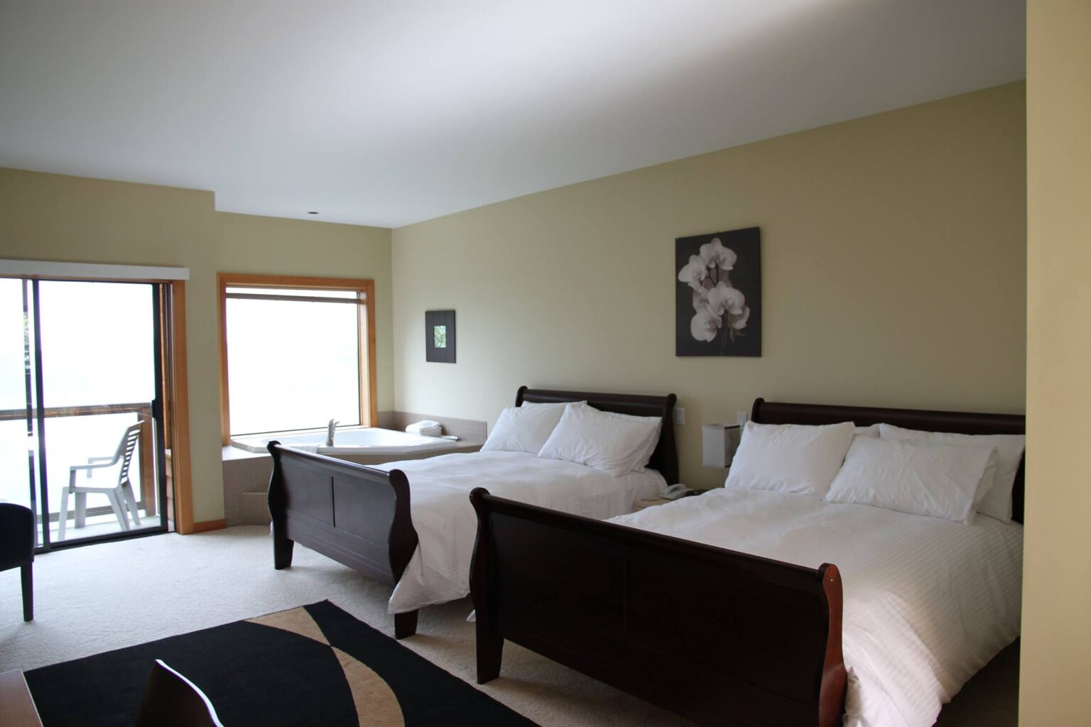 Moon Water Lodge - Malahat, BC Hotels